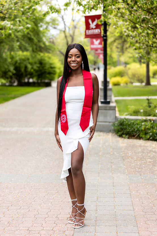 16 Poses for Graduation Pictures - naterobinsonphotography.com