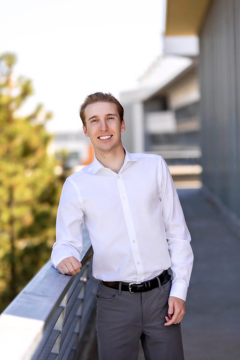 16 Poses for Graduation Pictures - naterobinsonphotography.com